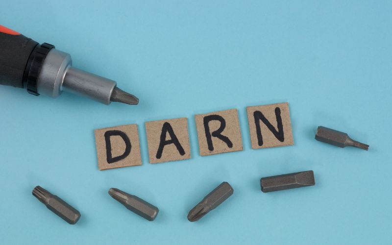 【ダーニング刺繍】ほつれた布や穴あきを繕う方法 - 暮らしの手づくり